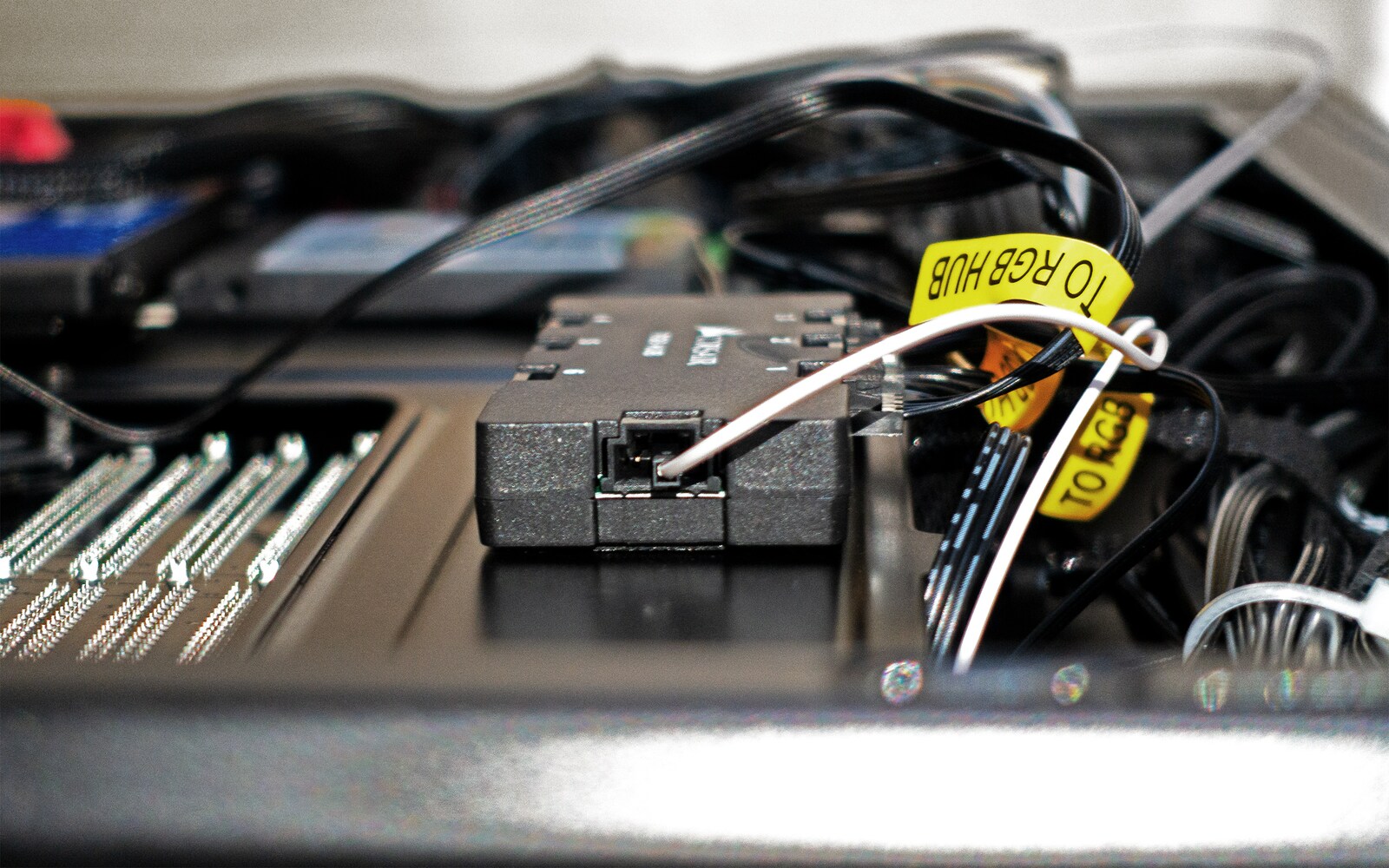 How to run a Corsair RGB LED fan directly from an ARGB header - digitec