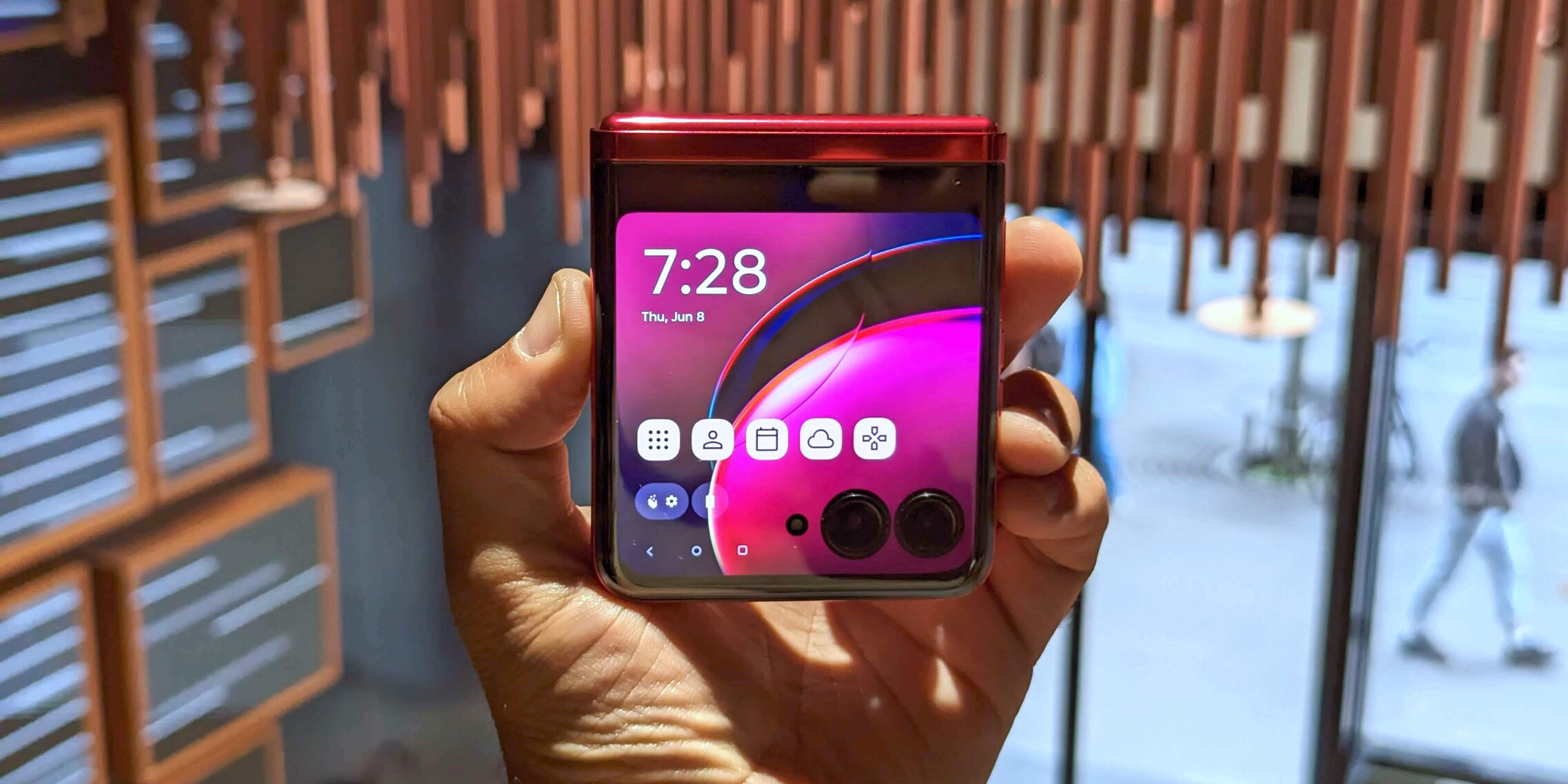 Moto Razr 40 Ultra's exterior display is as big as the first iPhone display - digitec