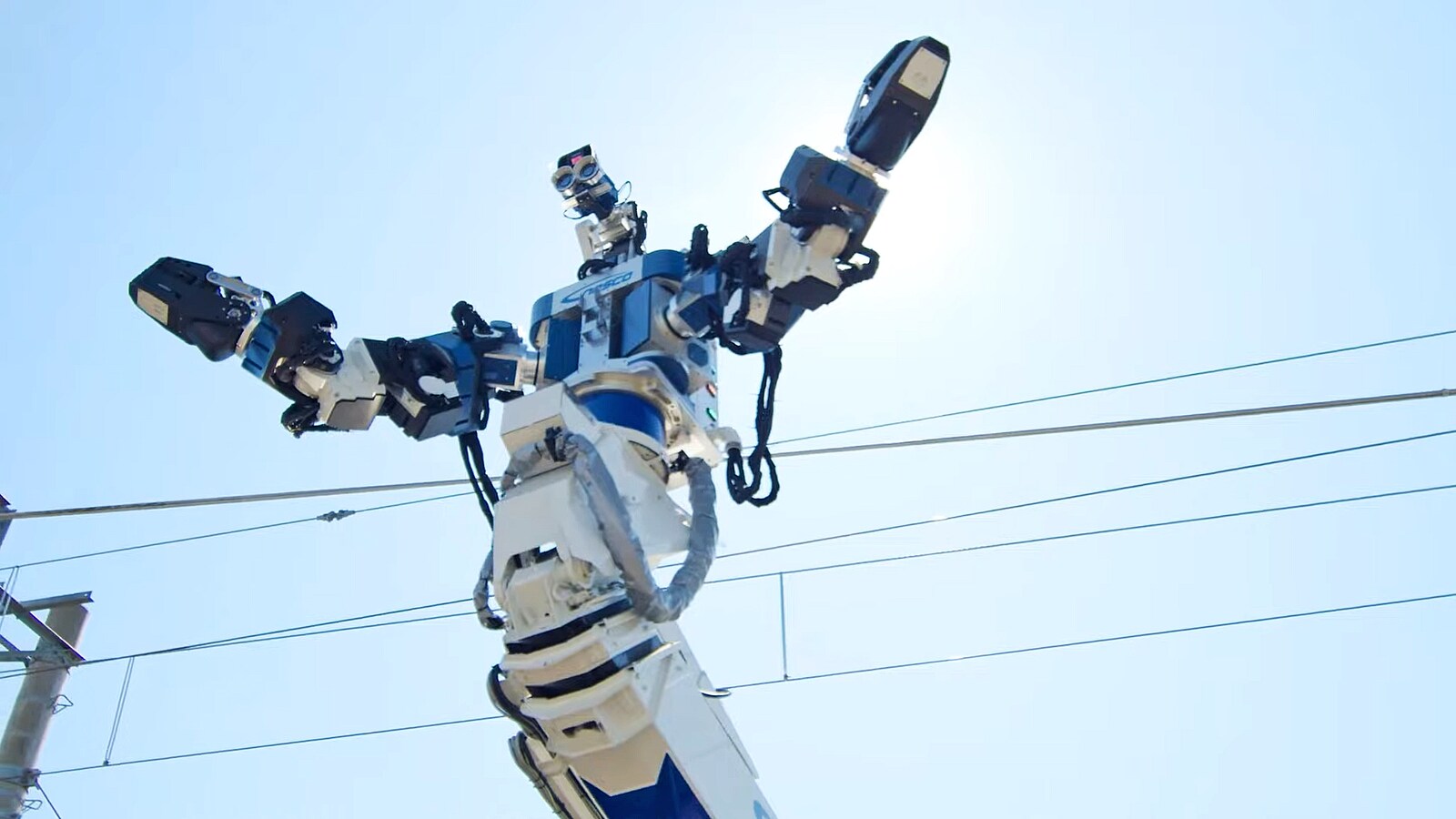 Robot colossus maintains Japanese railway lines - digitec
