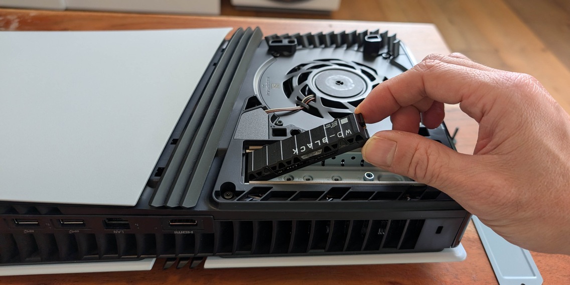 Installing an SSD and drive in your PS5 Pro’s easy - Digitec