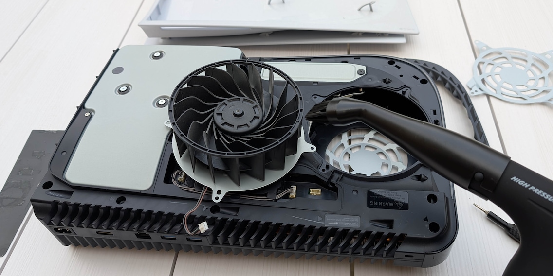 How to get rid of dust from your PS5 - Digitec