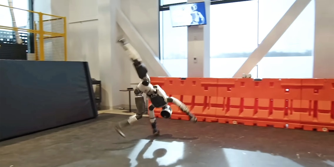 Boston Dynamics' new Atlas crawls, runs and does cartwheels - Digitec