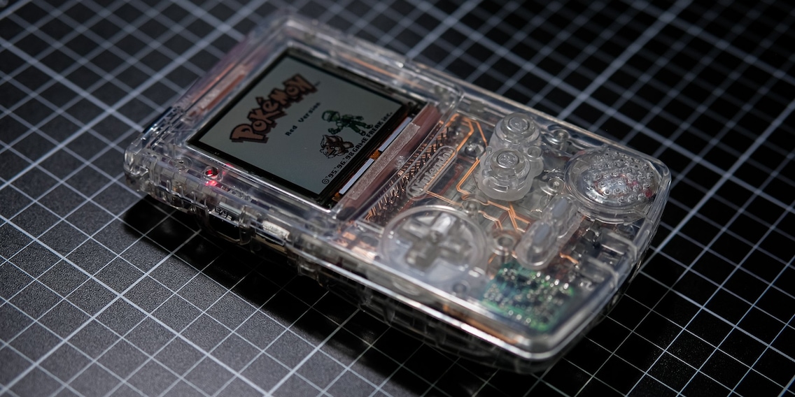 Game Boy Color komplett durchsichtig: von Platine bis Cartridge-Slot ...